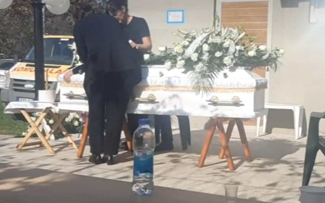 POTRESNE SCENE NA SAHRANI MOMKA KOJI SE UBIO ZBOG NASILJA NA INTERNETU! Majka grli beli sanduk ...