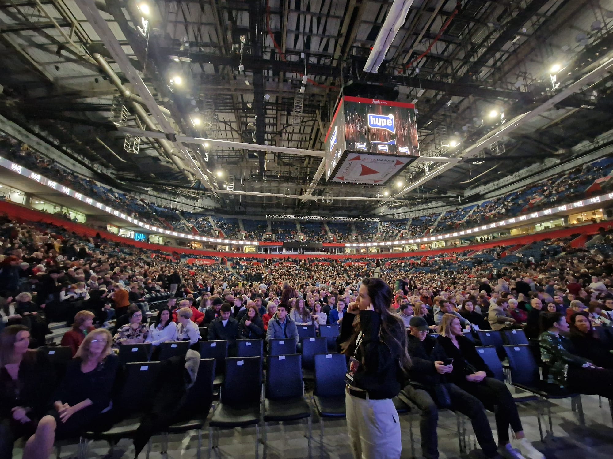 SVE JE SPREMNO ZA SPEKTAKL: Štark Arena prepuna za koncert Miroslava ...