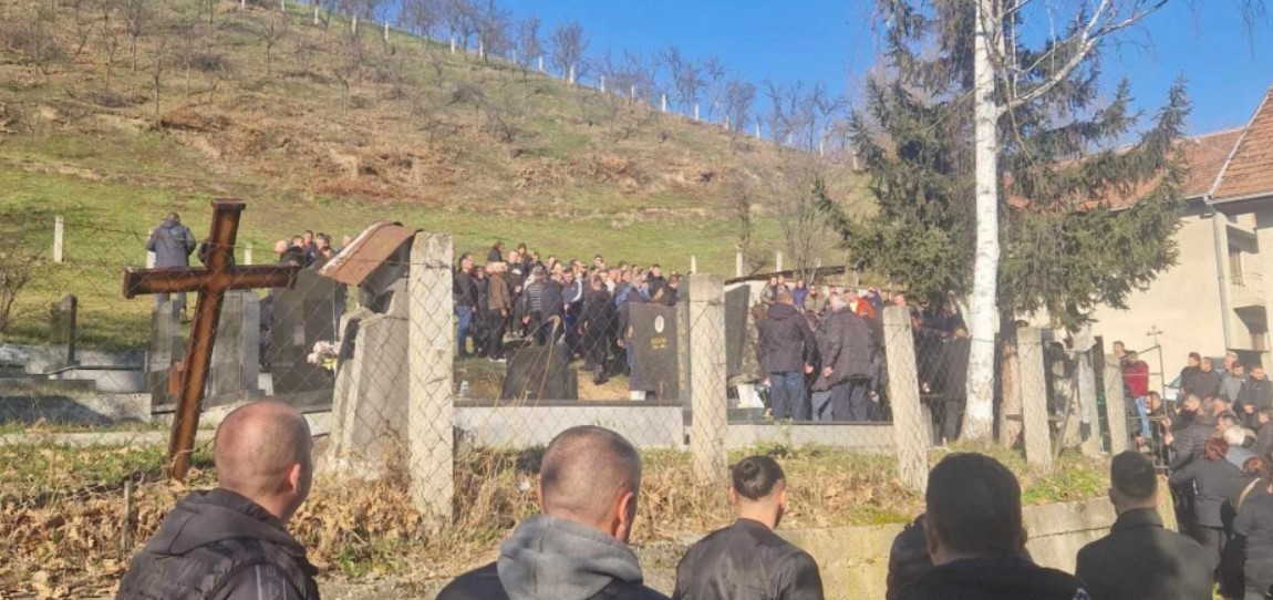 POTRESNE SCENE, Janjuševa majka jeca na groblju: "ZLATO MOJE, VRATI MI SE" - Hype TV