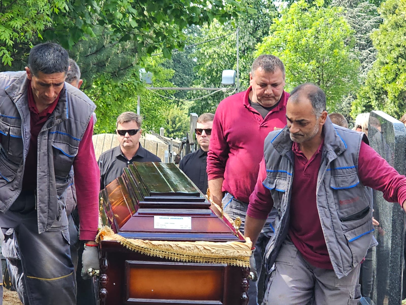 JECAJU NA SAV GLAS! POTRESNE SCENE NA SAHRANI