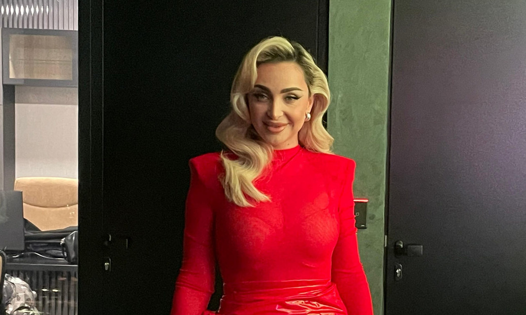 "CRVENI KOŽNI MINIĆ GORI U KAZINU" Maja Berović napravila promociju ...